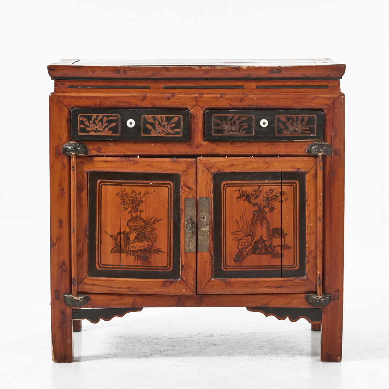 SKÅP, Kina, 1900-talets senare hälft, trä, delvis bemålat, träskuren ...