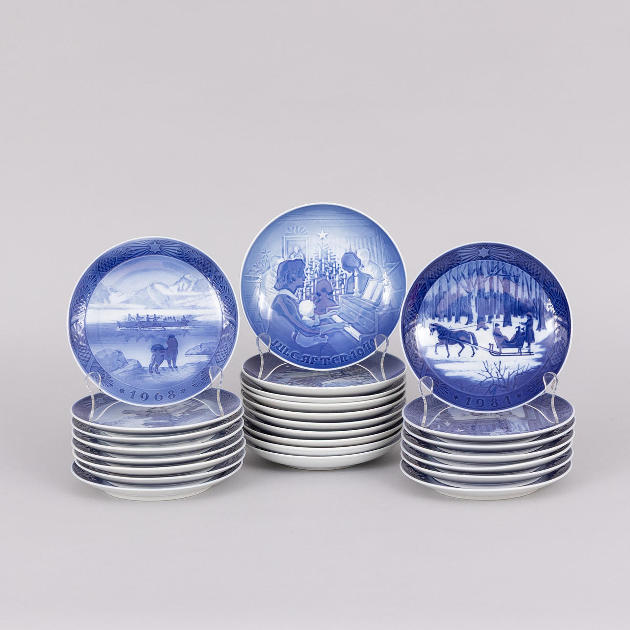 A set of 25 Royal Copenhagen and Bing & Gröndahl porcelain plates ...