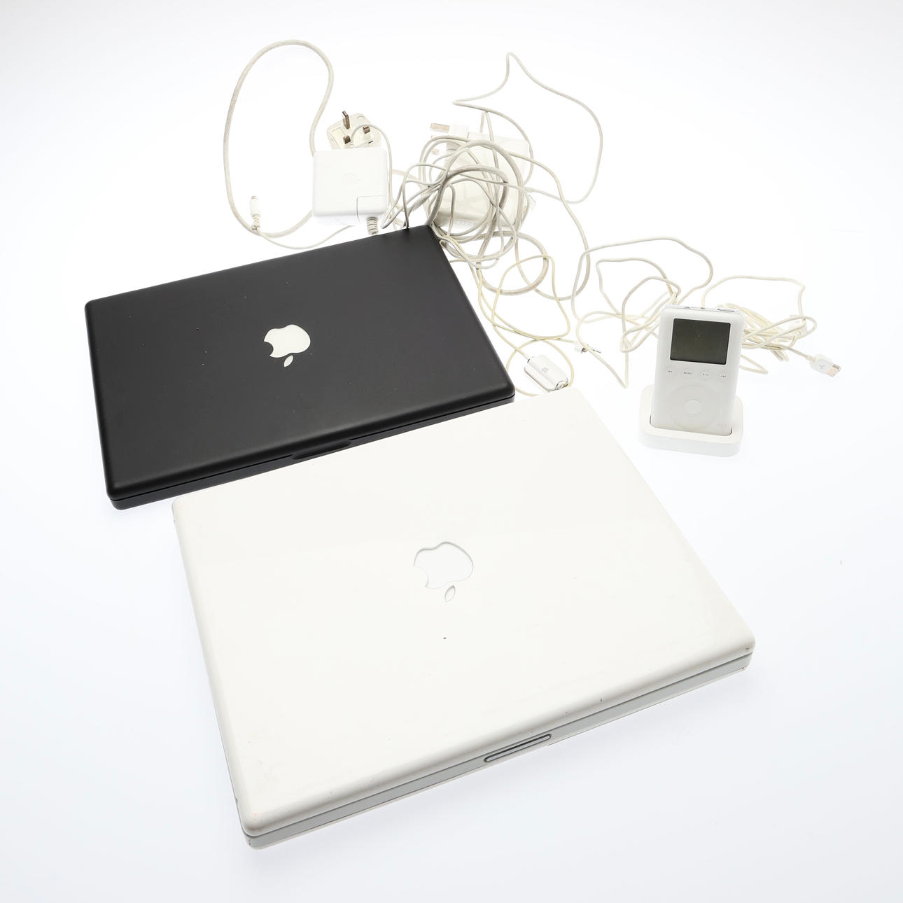 APPLE - APPLE PRODUCTS FROM EARLY 2000'S INCLUDING MACKBOOK, iBOOK G4 ...