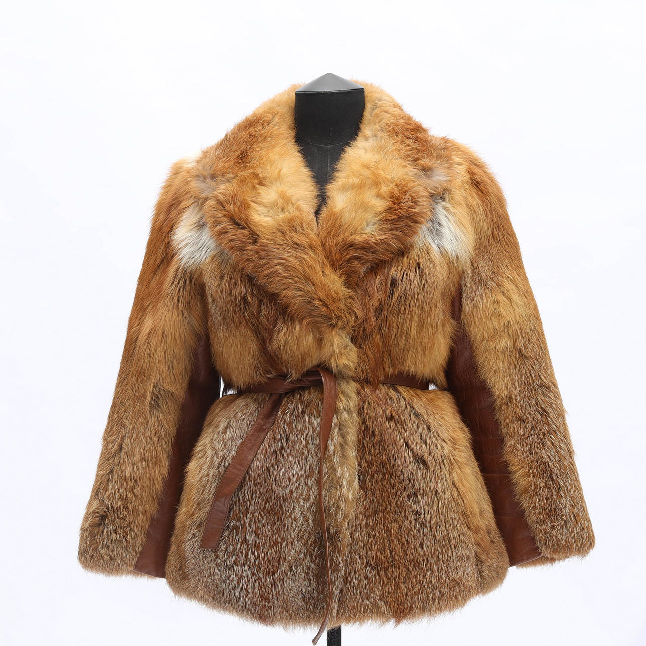 A women's red fox fur jacket, Skoftebyns Fäls & Skinnbutik, Trollhättan ...