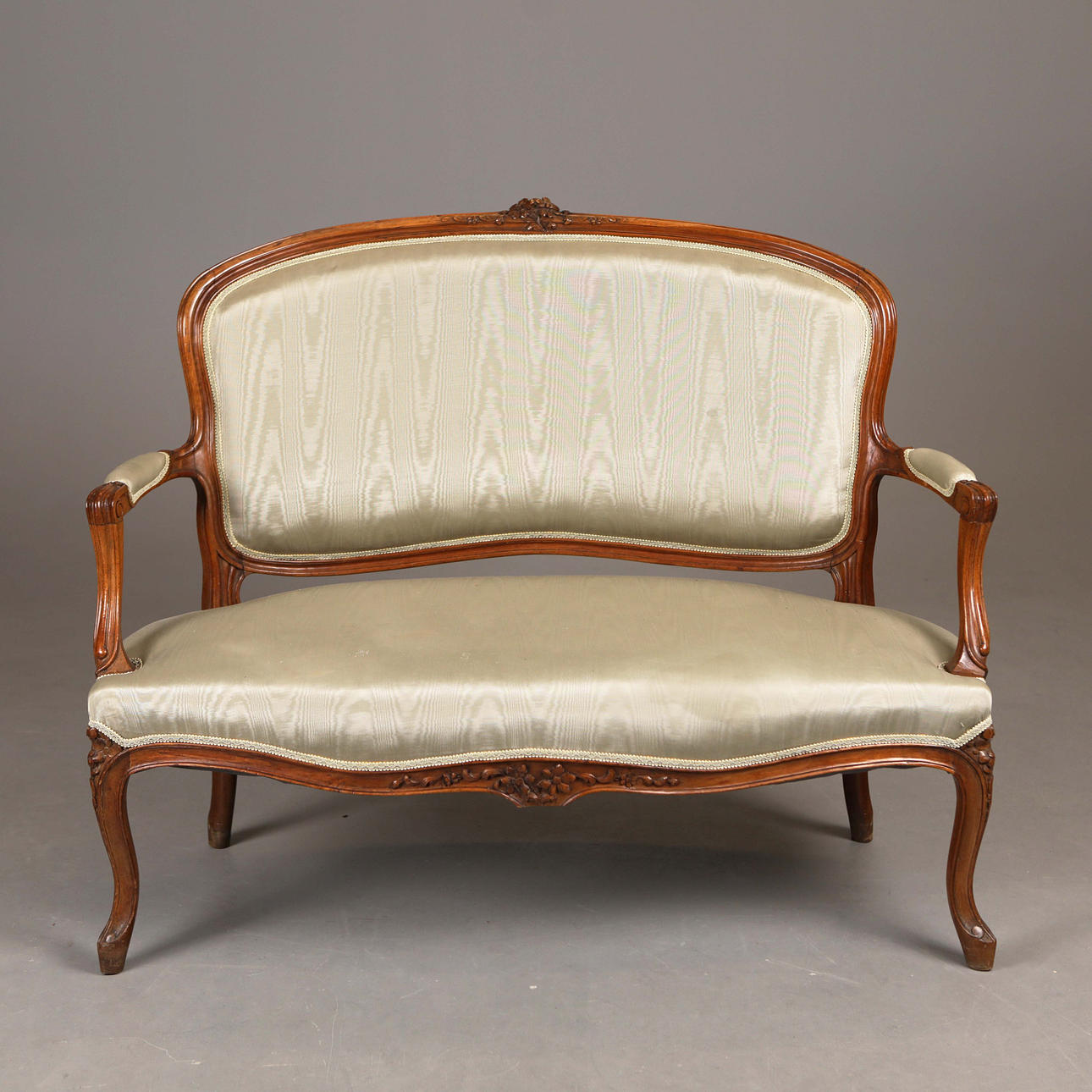 A LOUIS XV STYLE WALNUT CANAPE. Furniture - Sofas & seatings - Auctionet
