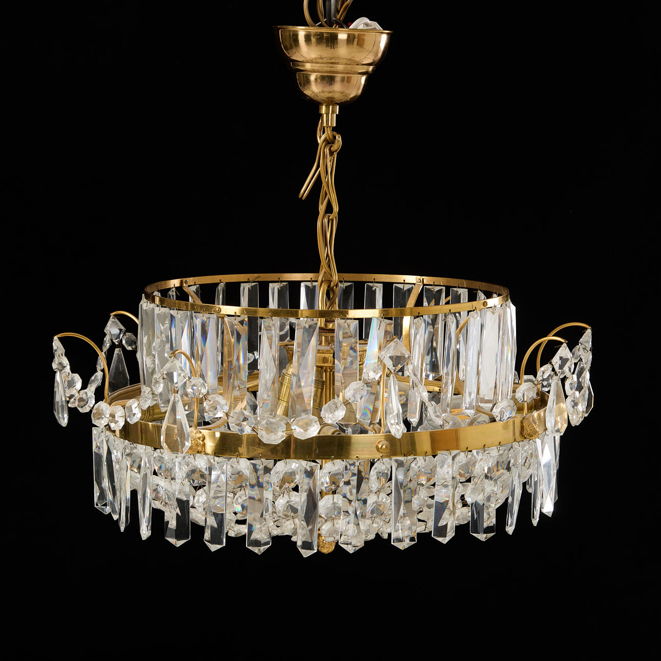 CHANDELIER with different shaped prisms, 8 electric light sources ...