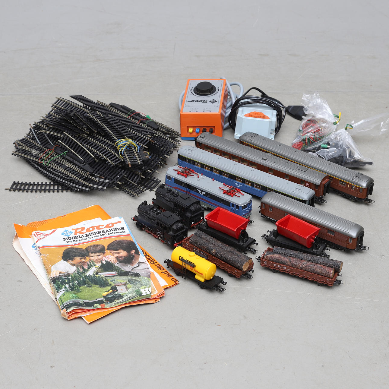 A Lima and Roco train and rail, second half of the 20th century. Toys ...