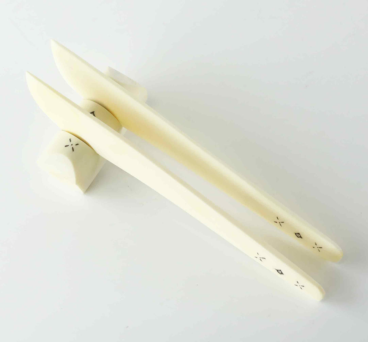 BUTTER KNIVES, reindeer horn, mixed work, 3 pieces. 20th century ...