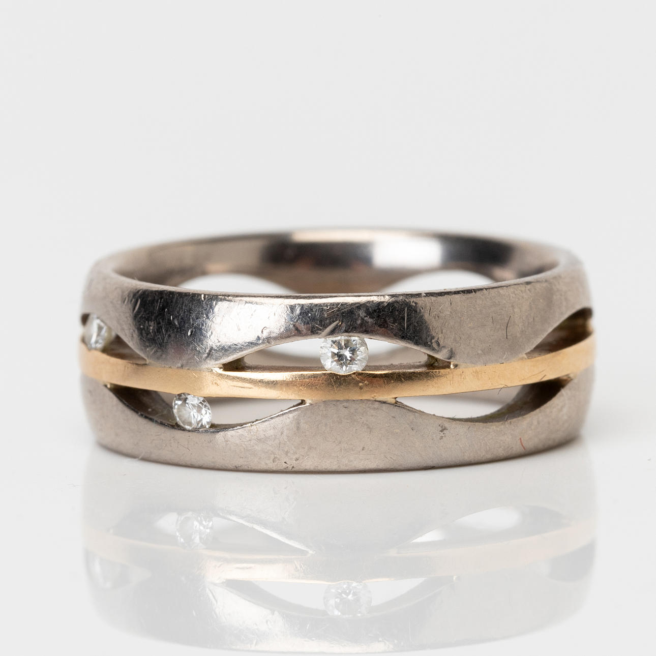 RING, 18K guld med tre briljantslipade diamanter om ca 0,09ctw, samt på ...