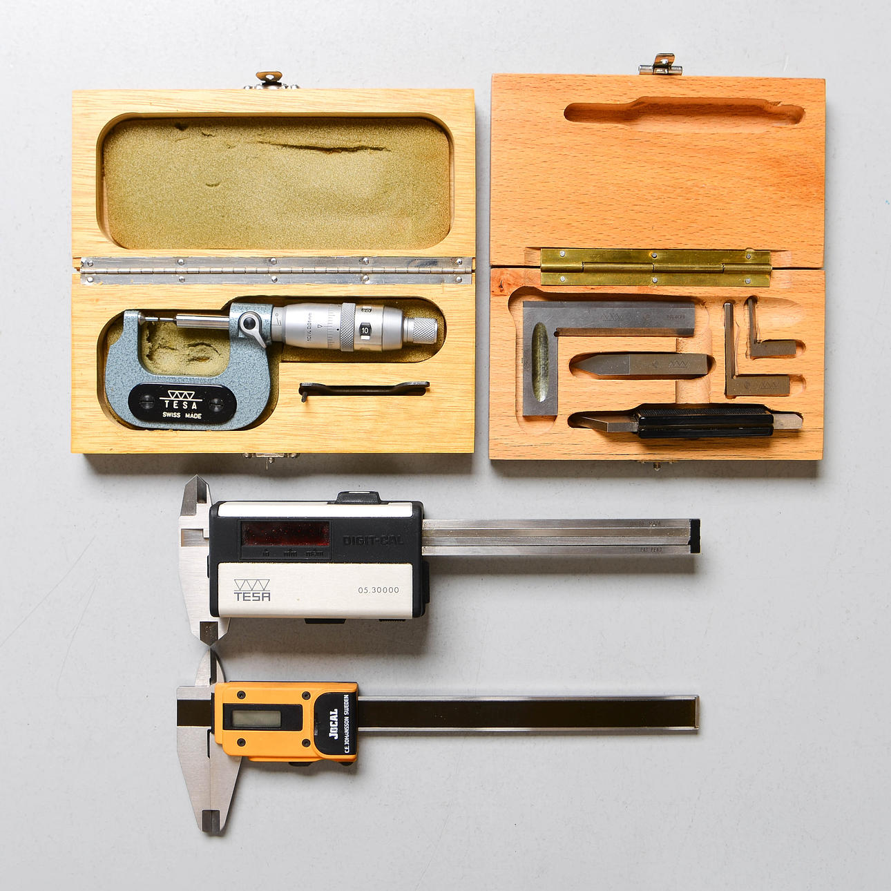 MEASURING TOOLS, 2 sliding gauges, 1 micrometer and 1 impact angle set ...