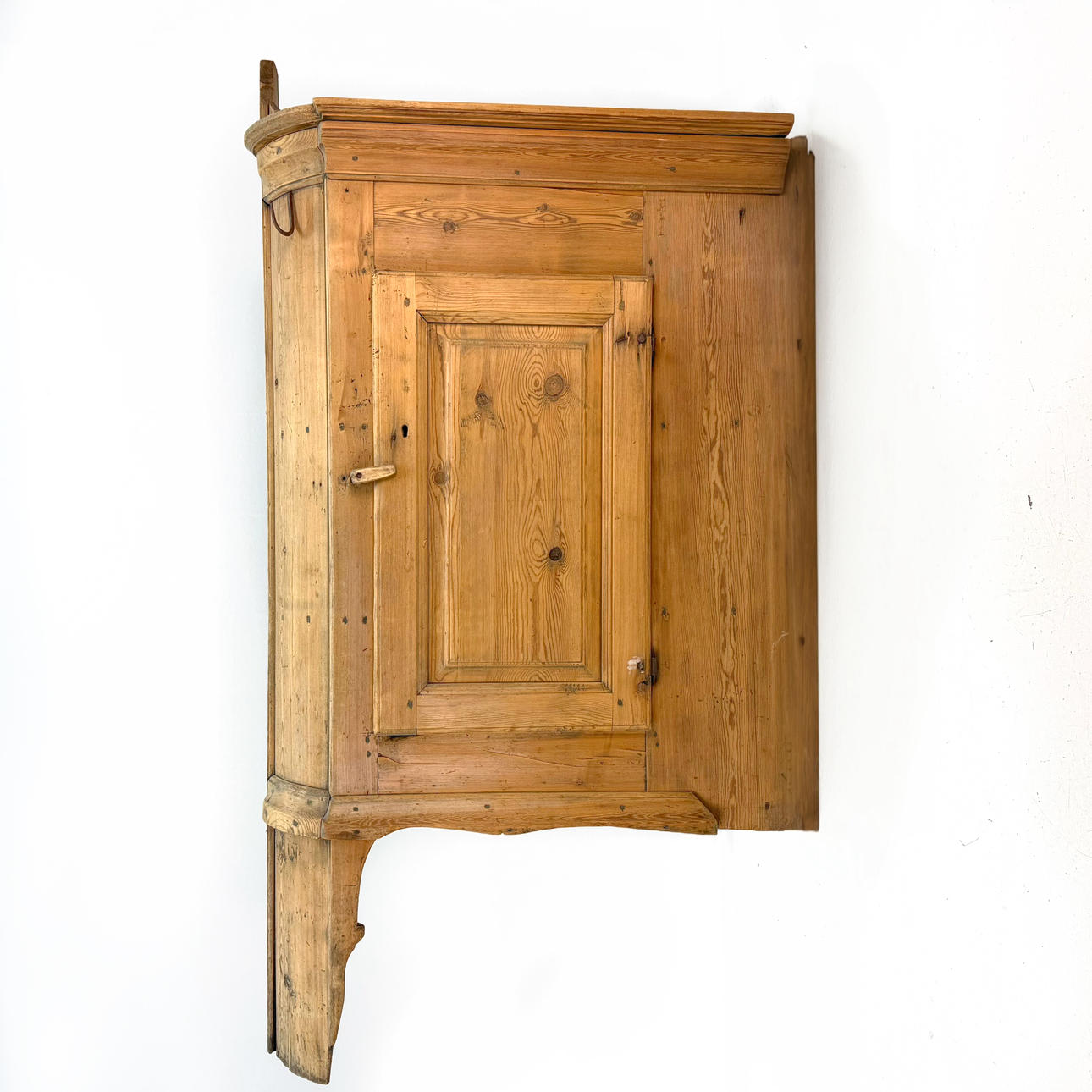 ALLMOGE SKÅP / SÄNGSKÅP, skedhylla , smideskrok på yttersida, 1700 / ...