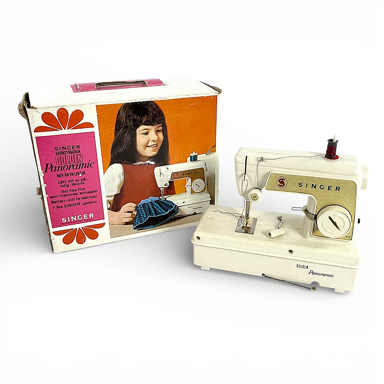 CHILDREN'S SEWING MACHINE. Singer, “Golden Panoramic 67B”, in original ...