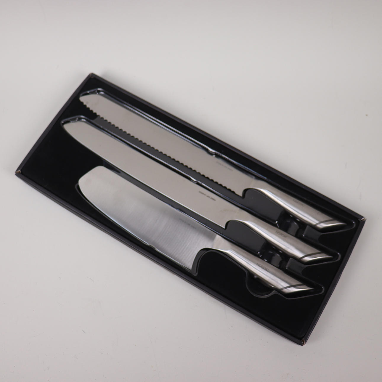 VEITSISETTI, ”Nordic”, Design av Lars Jensen, 3 kpl. Aseet ja militaria ...