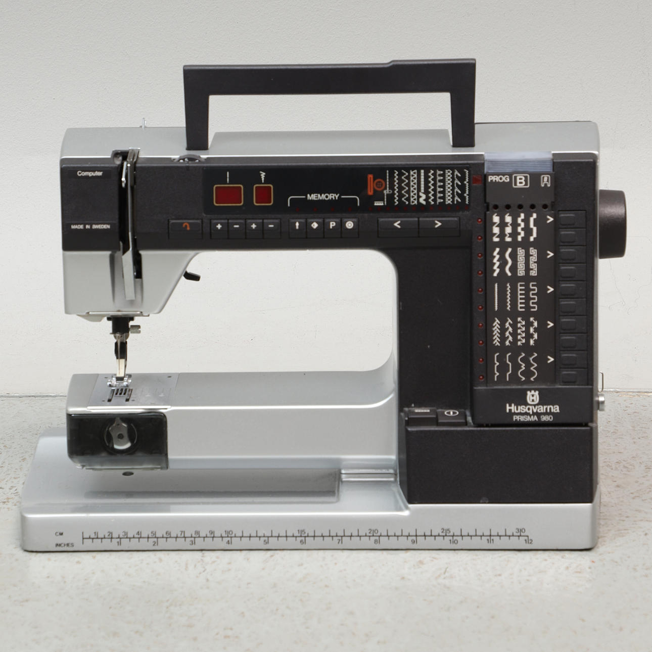 A sewing machine, Husqvarna Prisma 980, Sweden, 1980s. Miscellaneous - Miscellaneous - Auctionet