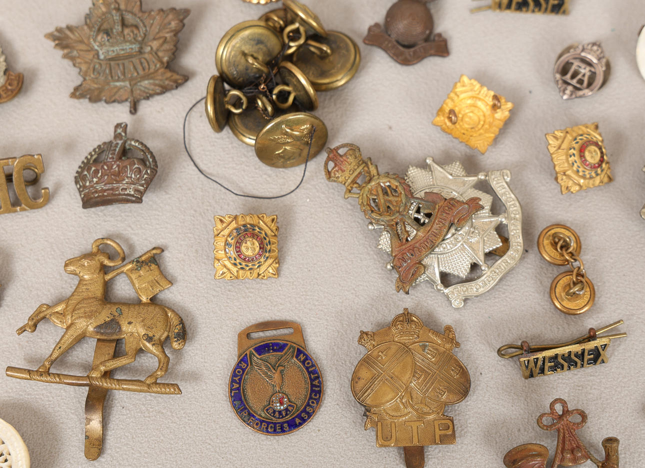 A LARGE COLLECTION OF MILITARY BADGES AND BUTTONS (QTY). Weapons ...