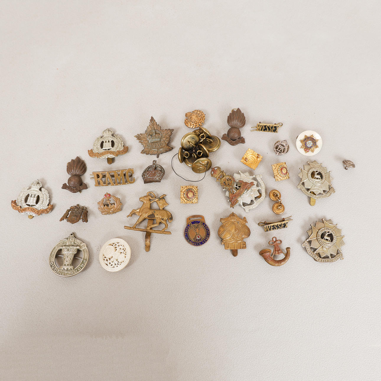 A LARGE COLLECTION OF MILITARY BADGES AND BUTTONS (QTY). Weapons ...