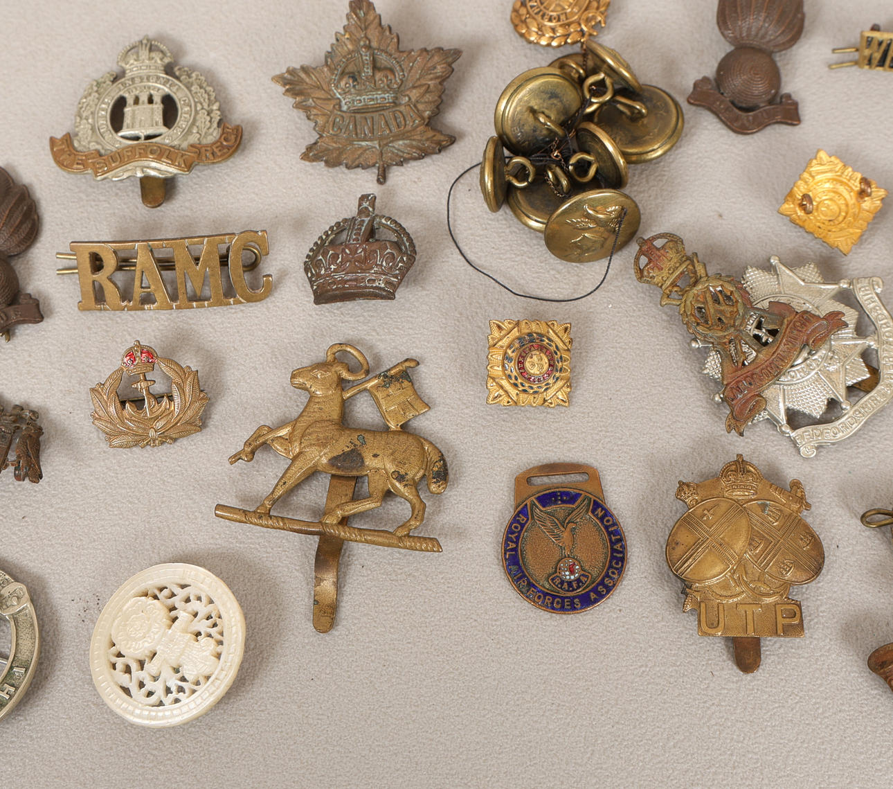 A LARGE COLLECTION OF MILITARY BADGES AND BUTTONS (QTY). Weapons ...
