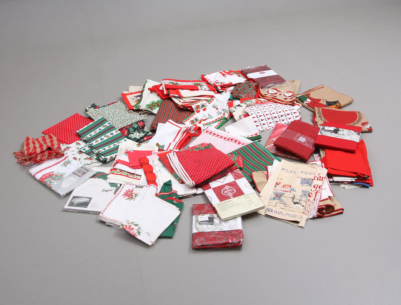 CHRISTMAS TEXTILES, lot with tablecloths, items, Christmas tree rugs ...