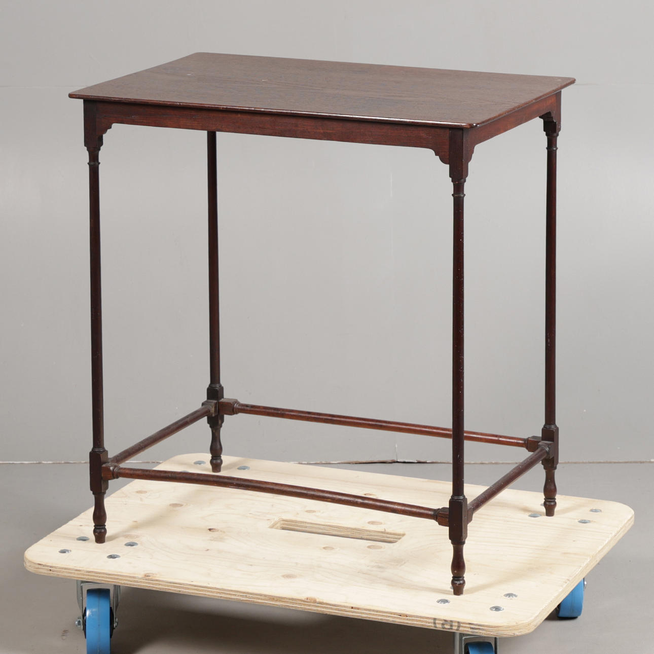 A SMALL EDWARDIAN MAHOGANY TABLE. Furniture - Tables - Auctionet