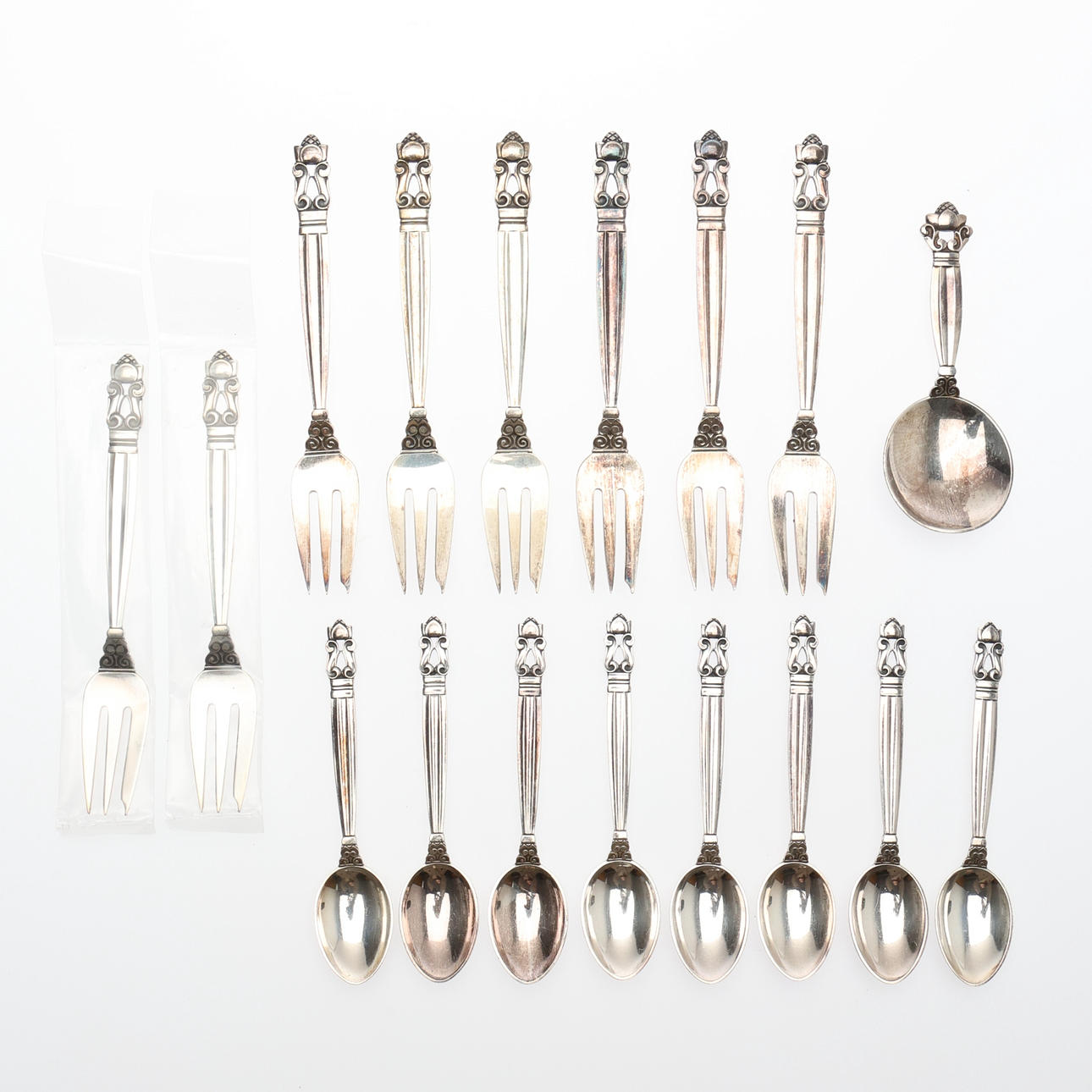 JOHAN ROHDE FÜR GEORG JENSEN, 8 EICHELKUCHGABELN, 8 KAFFEELÖFFEL UND ...