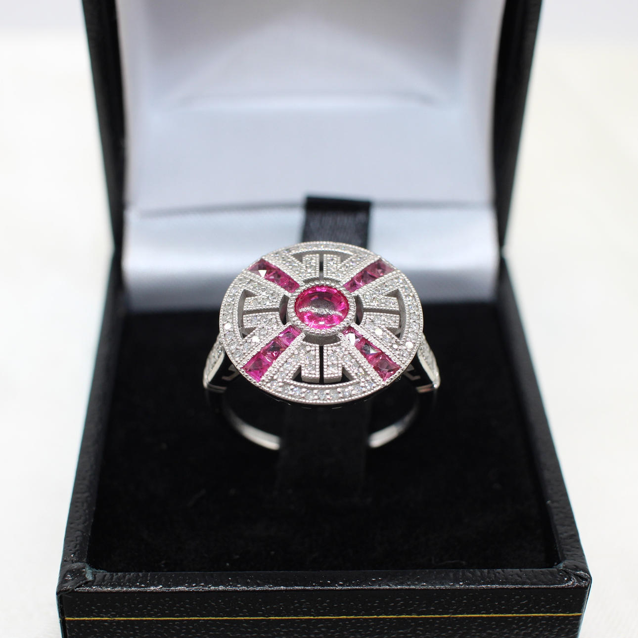 RUBIN & DIAMANT MÅLARRING I PLATINA. Smycken & Ädelstenar - Ringar ...