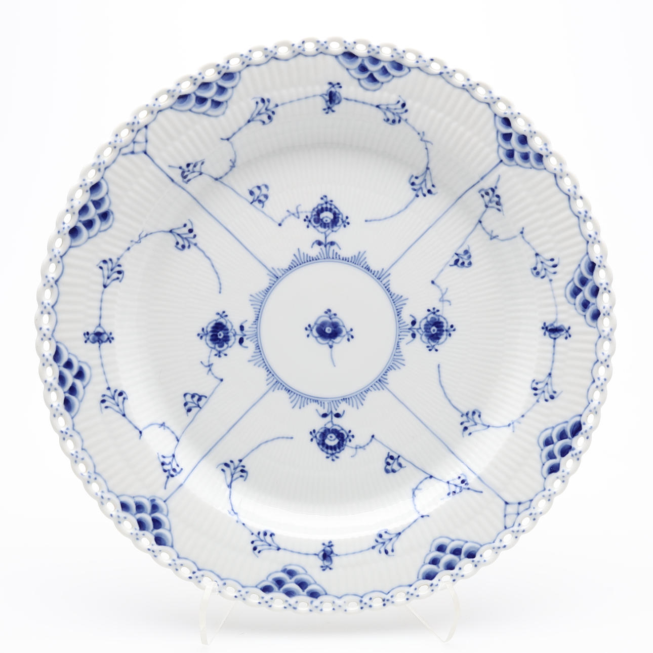 A “MUSSELMALET” PORCELAIN DISH, MODEL NUMBER 1041, ROYAL COPENHAGEN ...