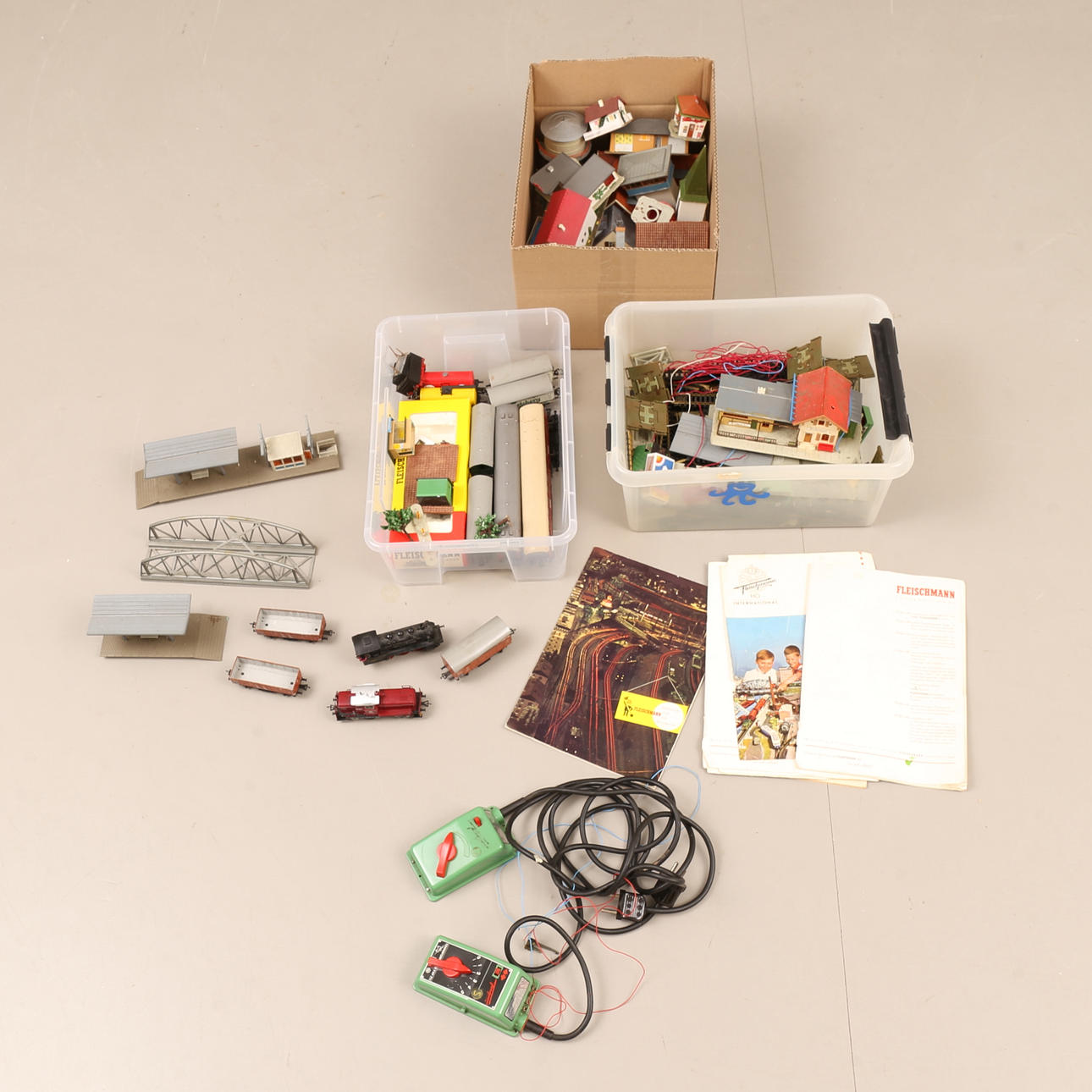 FLEISCHMANN. A Collection, inter alia locomotives, wagons, rails, etc ...