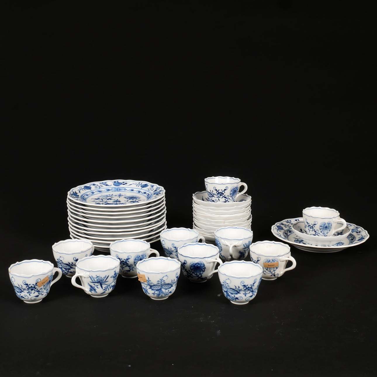 A 24-piece coffee set, onion pattern, porcelain, Meissen. Ceramics ...