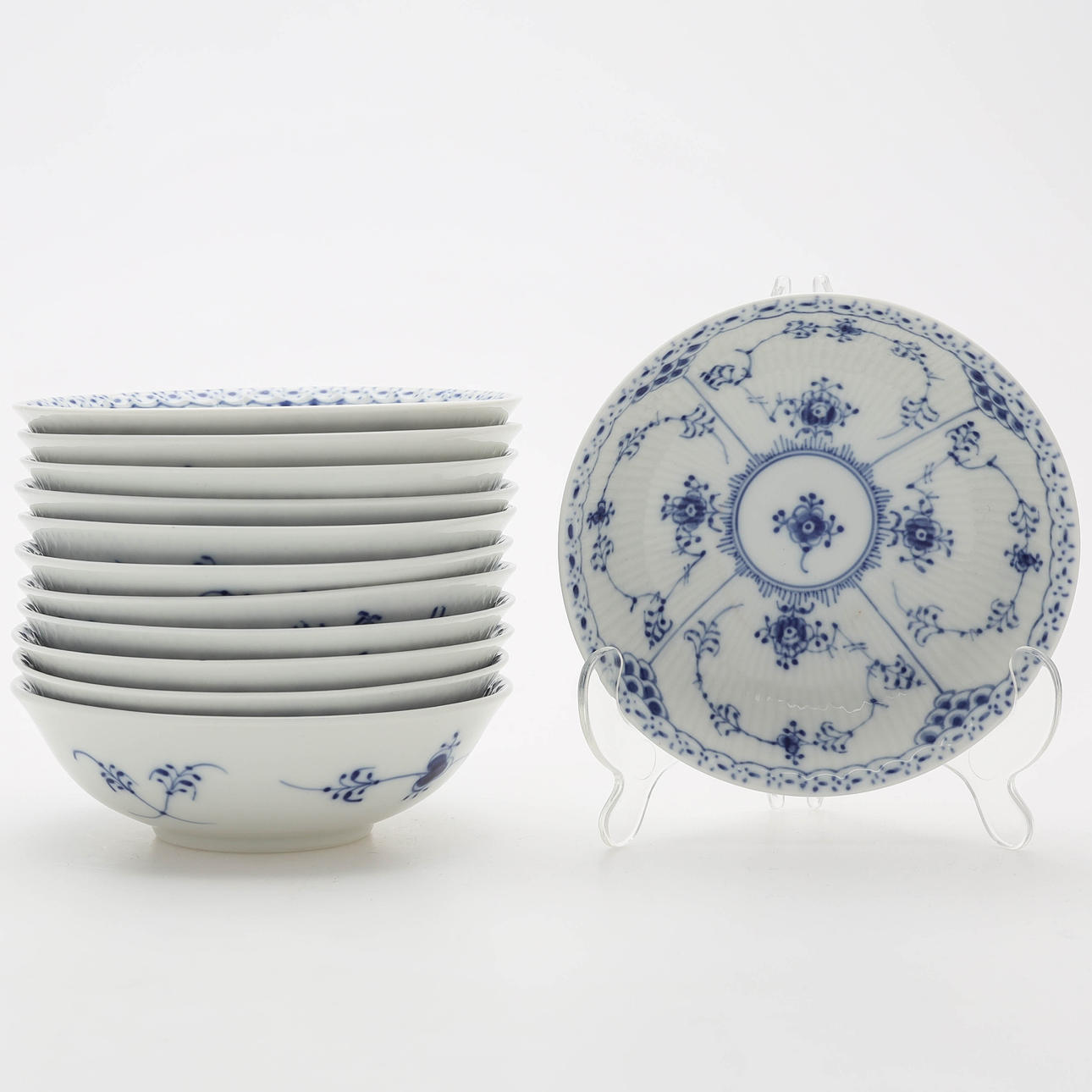 A set of 12 “Musselmalet half-blond” porcelain plates, model 1/624 ...