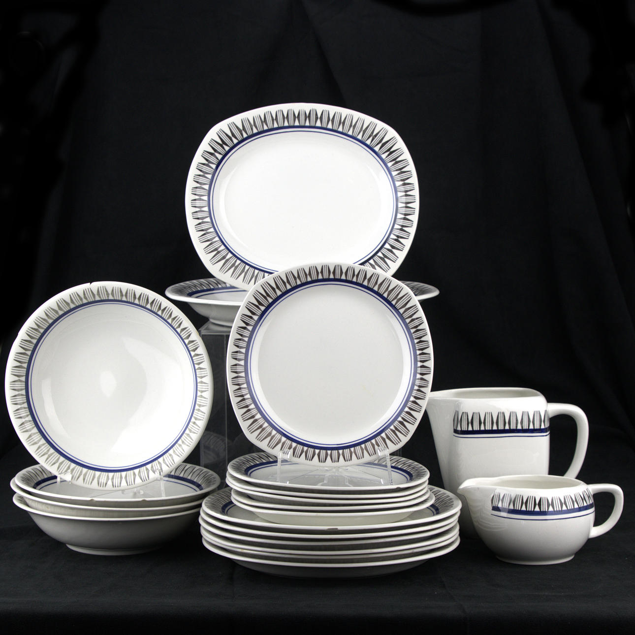 HELMER RINGSTRÖM. A 20-piece “Atos” tableware set, Upsala-Ekeby, Gefle ...