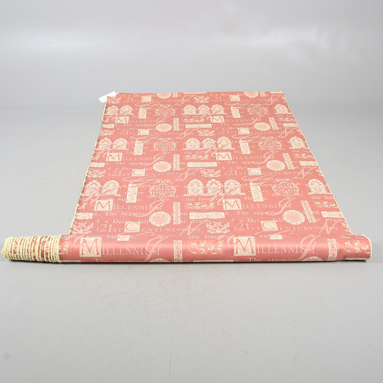 EN MÄNGD MÖNSTRAT TYG. Mattor & Textil - Textil - Auctionet