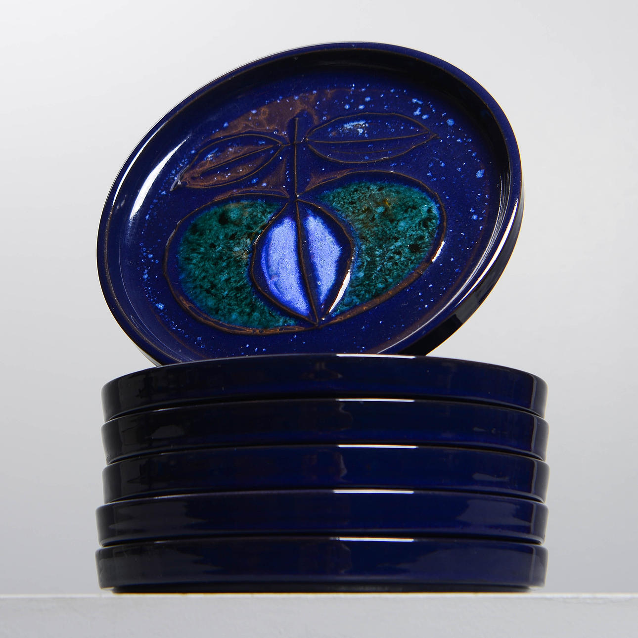 THOMAS HELLSTRÖM. Assietter, 6 st, Nittsjö, 1960-tal. Keramik & Porslin ...