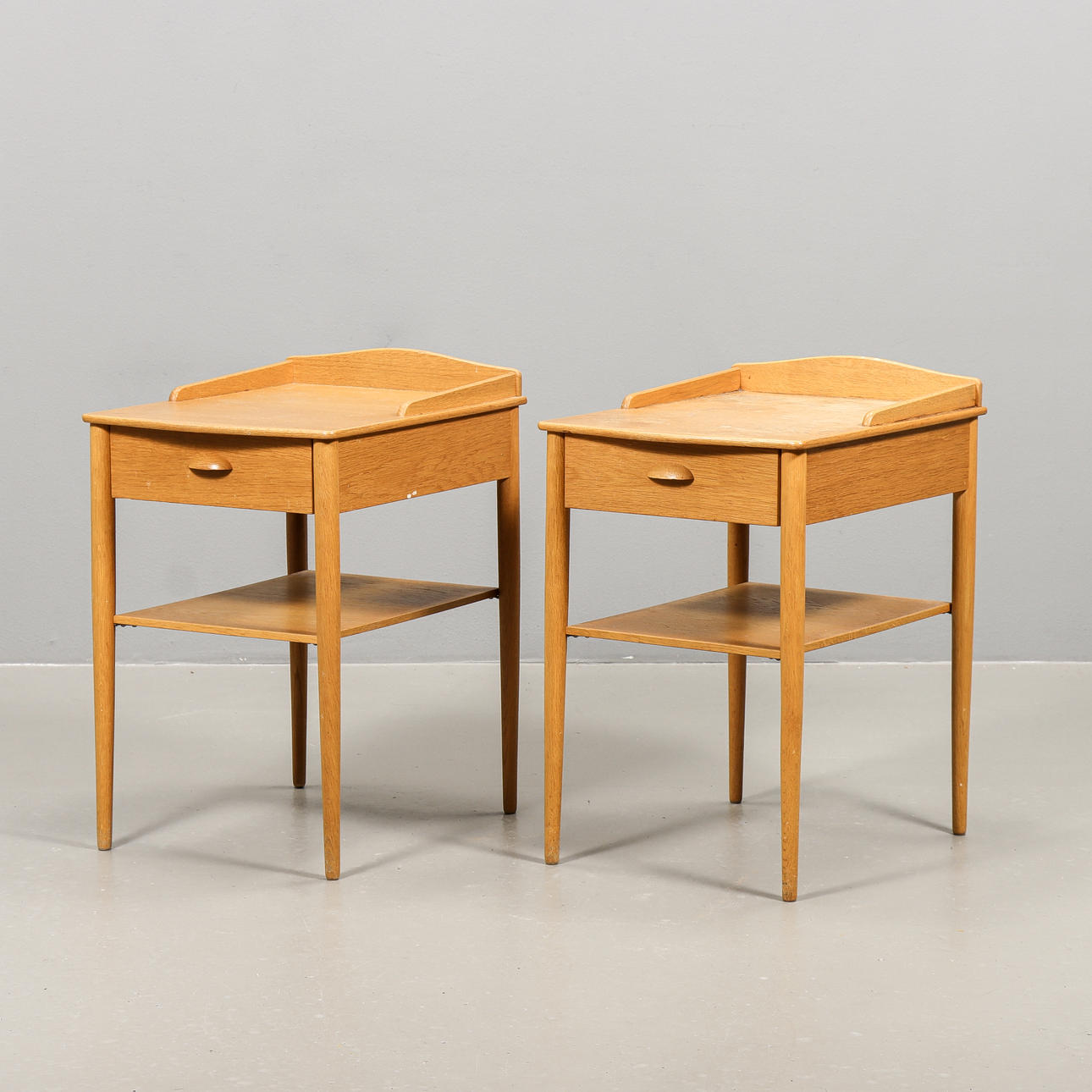 A pair of bedside tables, AB Erik Andersson & Co, oak, Rottne, 1960s. Furniture - Tables - Auctionet