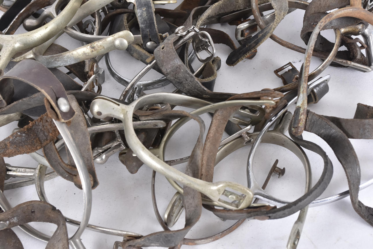 LARGE BATCH OF STIRRUPS AND SPURS. Weapons & Militaria - Other - Auctionet