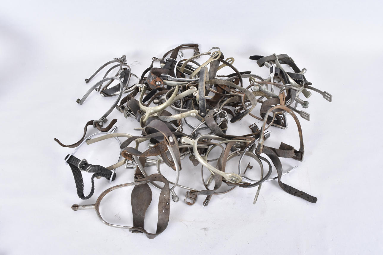 LARGE BATCH OF STIRRUPS AND SPURS. Weapons & Militaria - Other - Auctionet