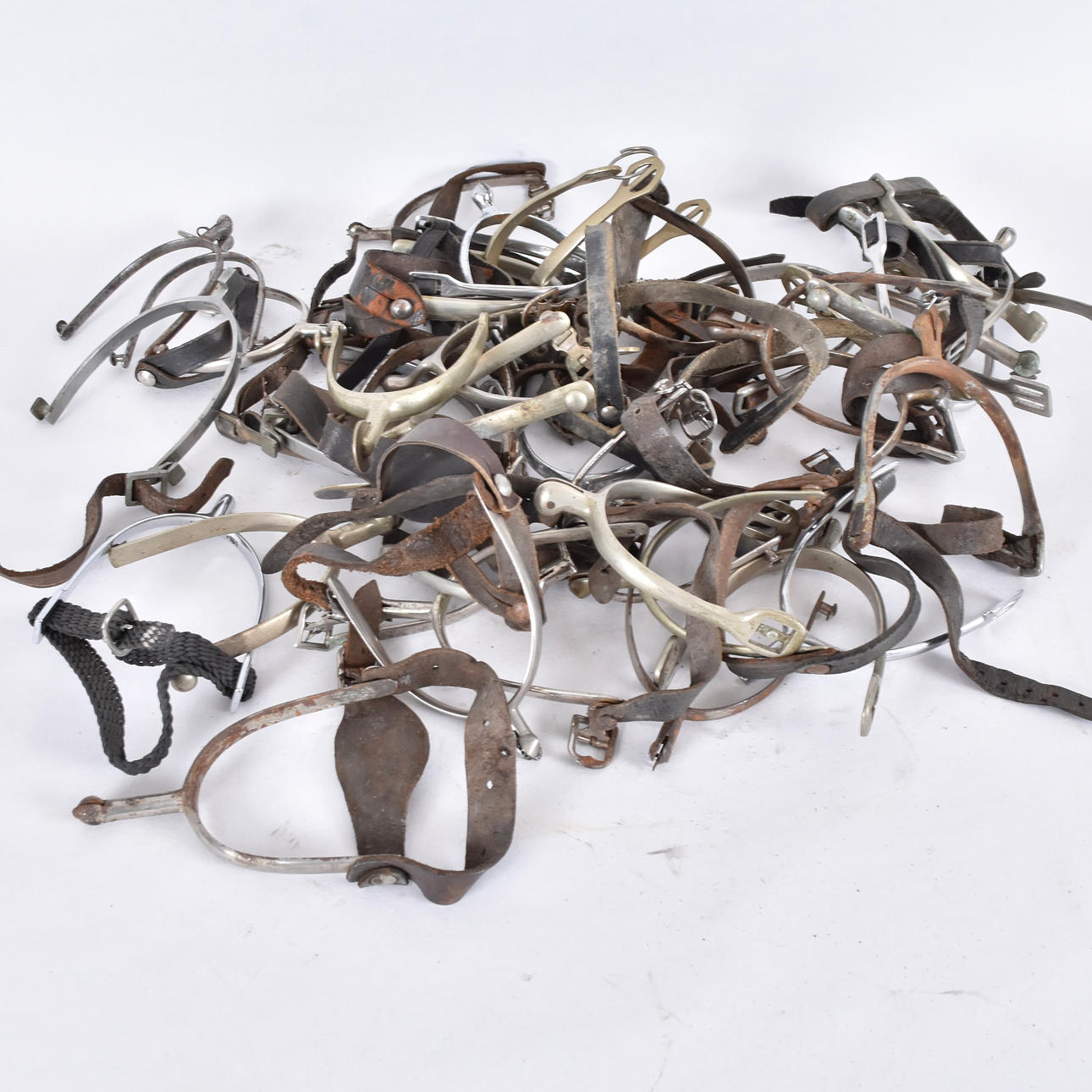 LARGE BATCH OF STIRRUPS AND SPURS. Weapons & Militaria - Other - Auctionet