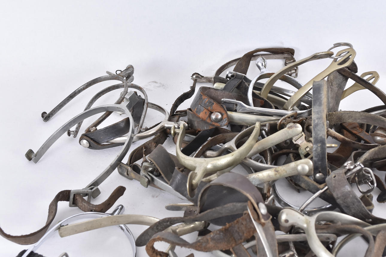 LARGE BATCH OF STIRRUPS AND SPURS. Weapons & Militaria - Other - Auctionet