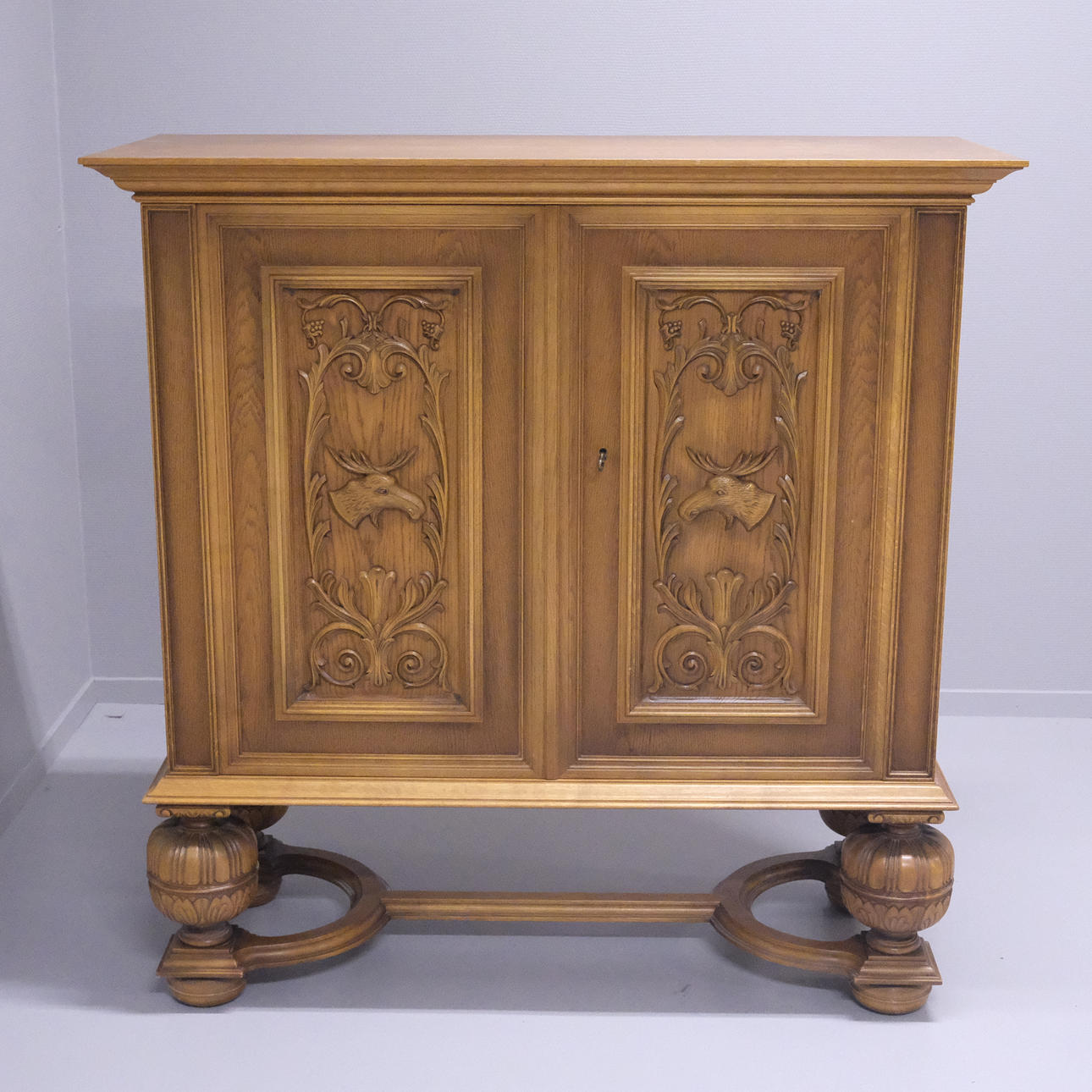 SKÅP, EK, 1900-TAL. Möbler - Skåp & Hyllor - Auctionet