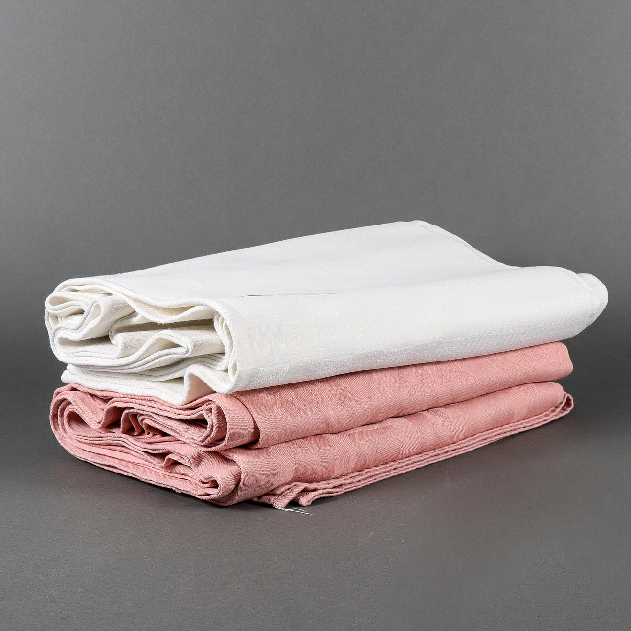 DUKAR 2 stycken, 1 hemvävd, 1 Åhlens. Mattor & Textil - Textil - Auctionet