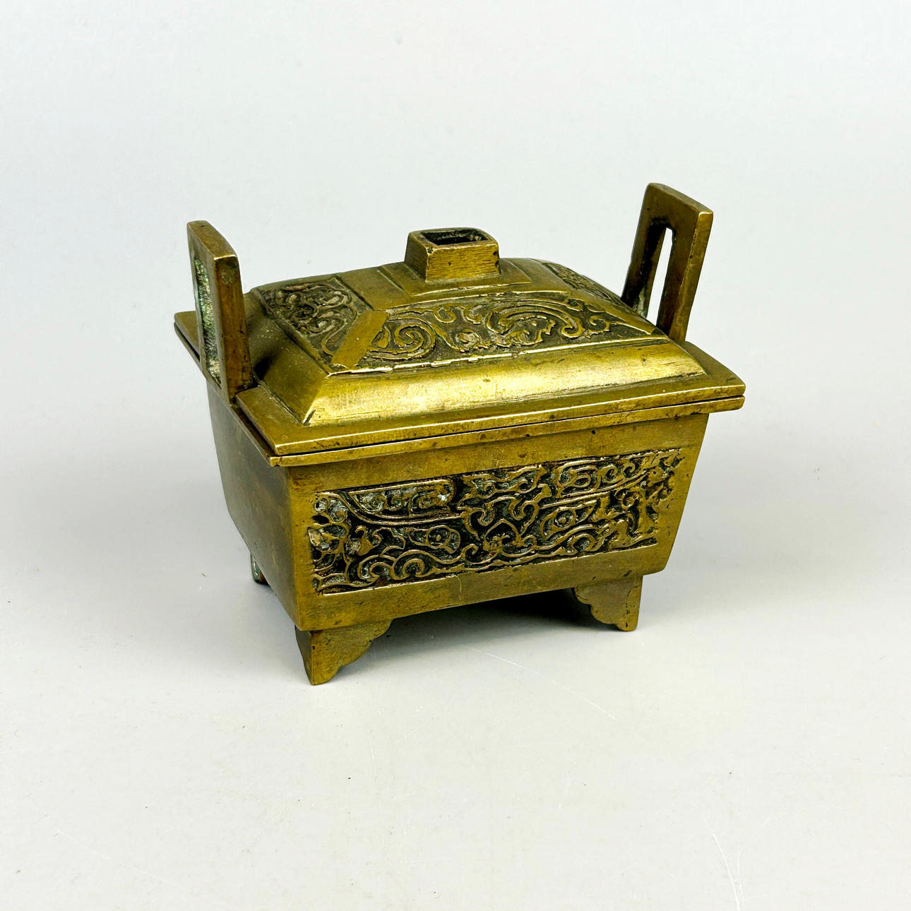 CHINESE BRONZE LIDDED CENSER. Asiatica - Bronzes - Auctionet