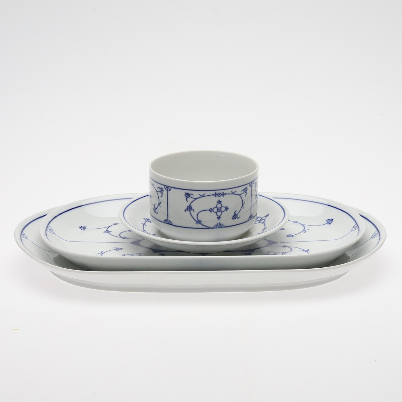 A three-piece Jäger Eisenberg “Blau scissors” porcelain plate & bowl ...