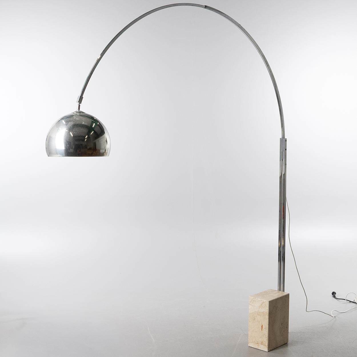 GOLVLAMPA, kromad metall med travertinfot, 1900-talets senare del ...
