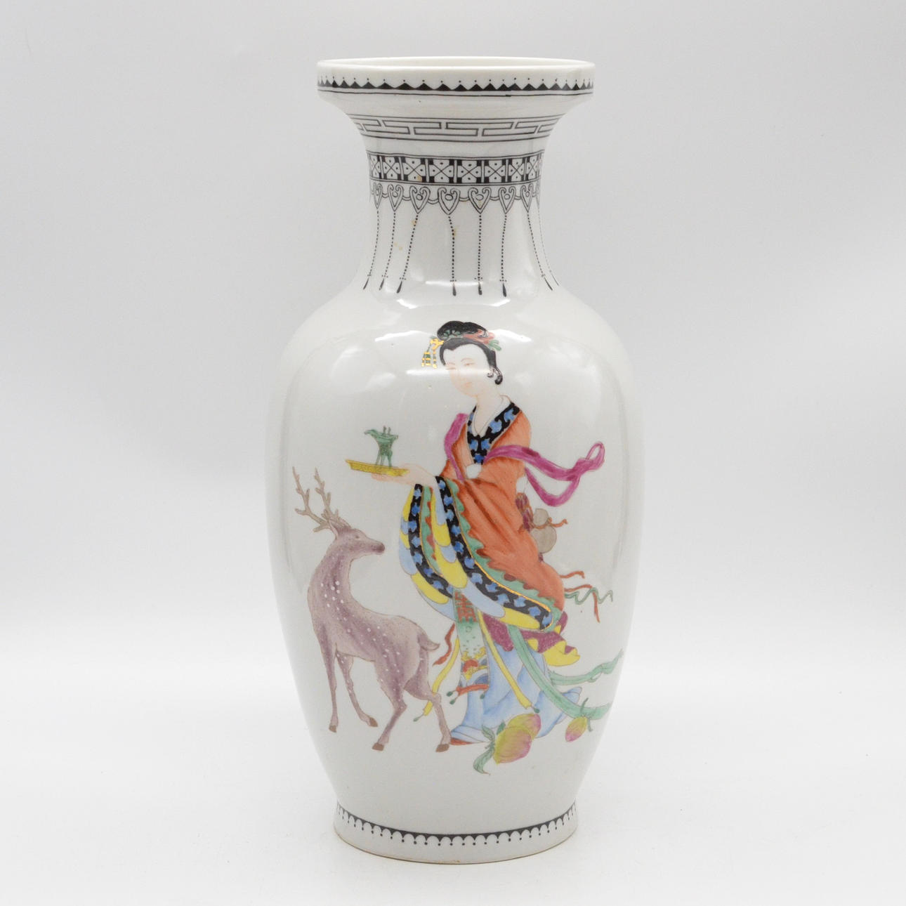 VASE MIT FAMILLE-ROSE-MALEREI, FEE UND HIRSCH, PORZELLAN, INSCHRIFT ...