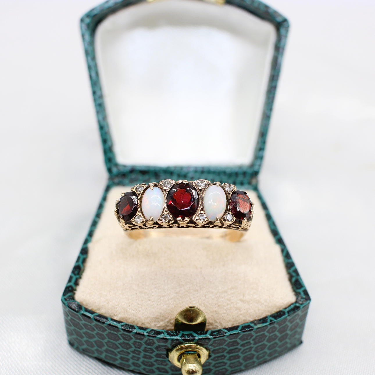 GRANAT & OPAL 5 STEN RING. Smycken & Ädelstenar - Ringar - Auctionet