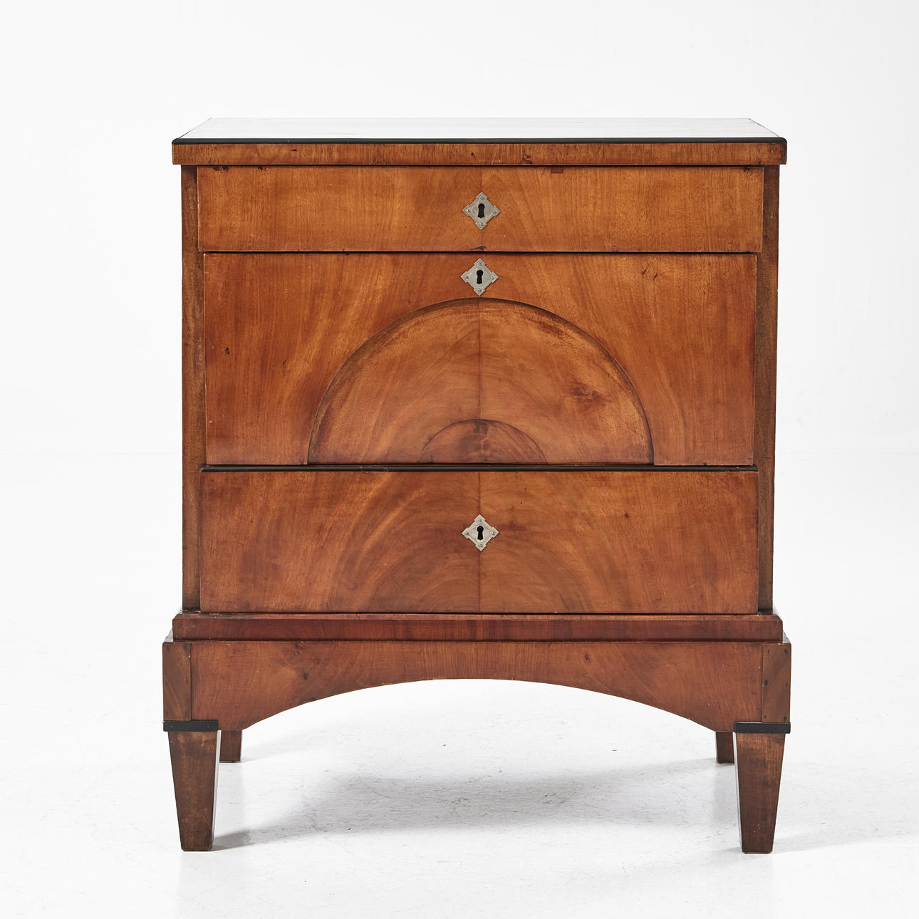 BYRÅ, fanerad i valnöt, 1800-talets mitt, Karl Johan, 3 lådor, den ...