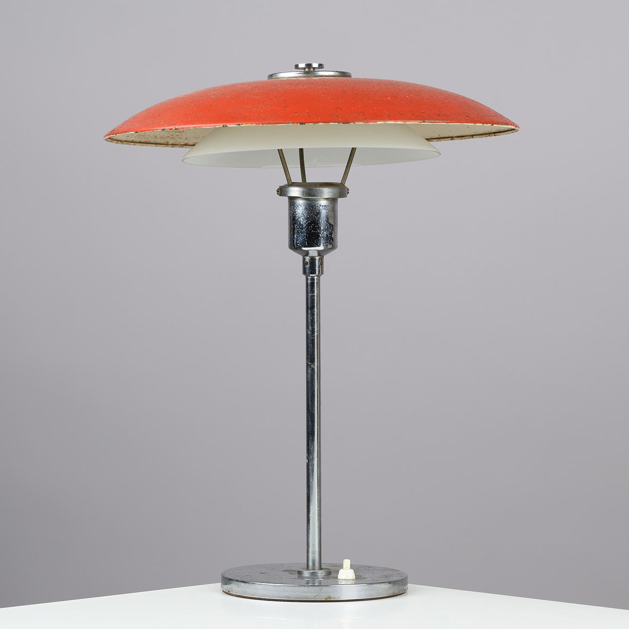 TABLE LAMP in shiny and red lacquered metal with white glass shade ...