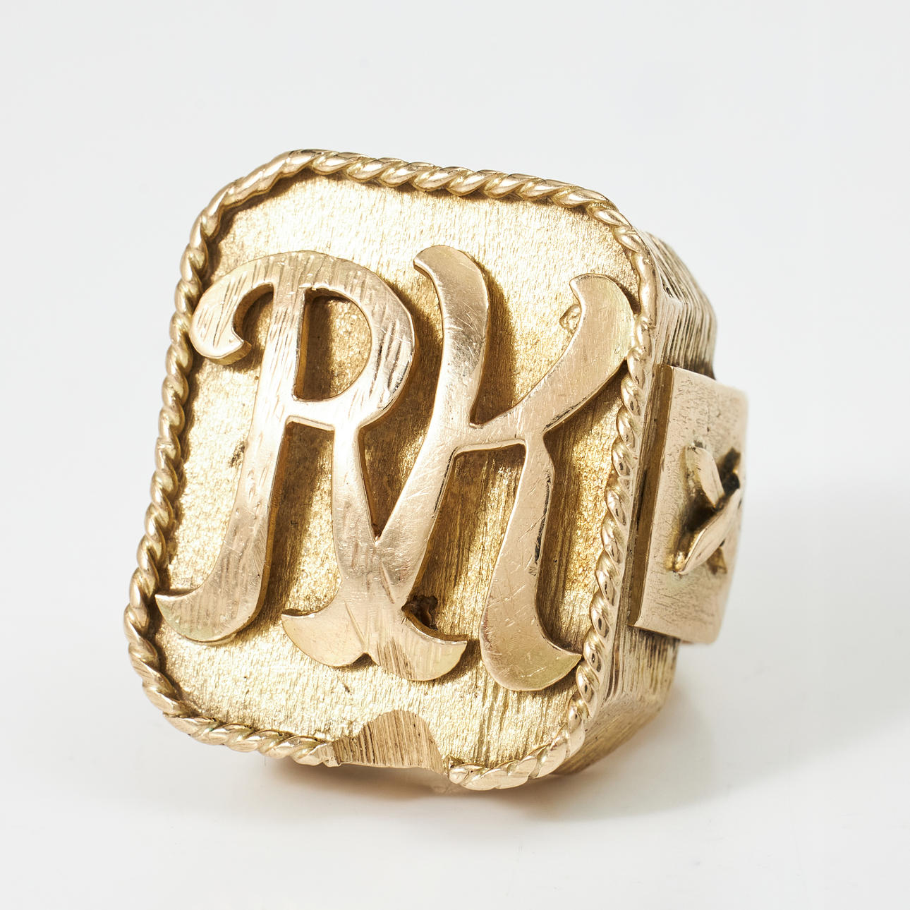RING, 18k gold, heel with applied decoration of the letters RK with ...