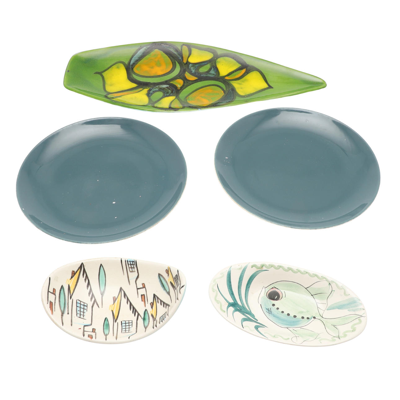 EN POOLE KERAMIKFORMAD TALLRIK. Keramik & Porslin - Europeiskt - Auctionet