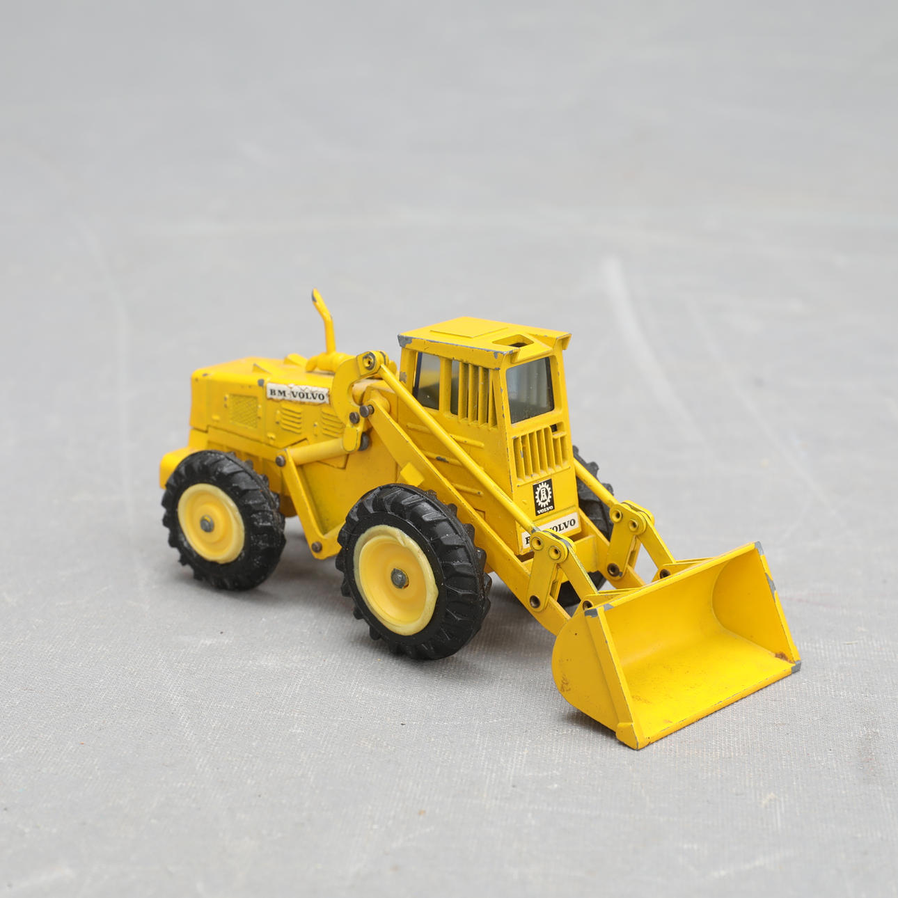 LEKSAKSBIL, " Baklastare " Volvo BM 84, NZG modelle. Leksaker - Övriga ...