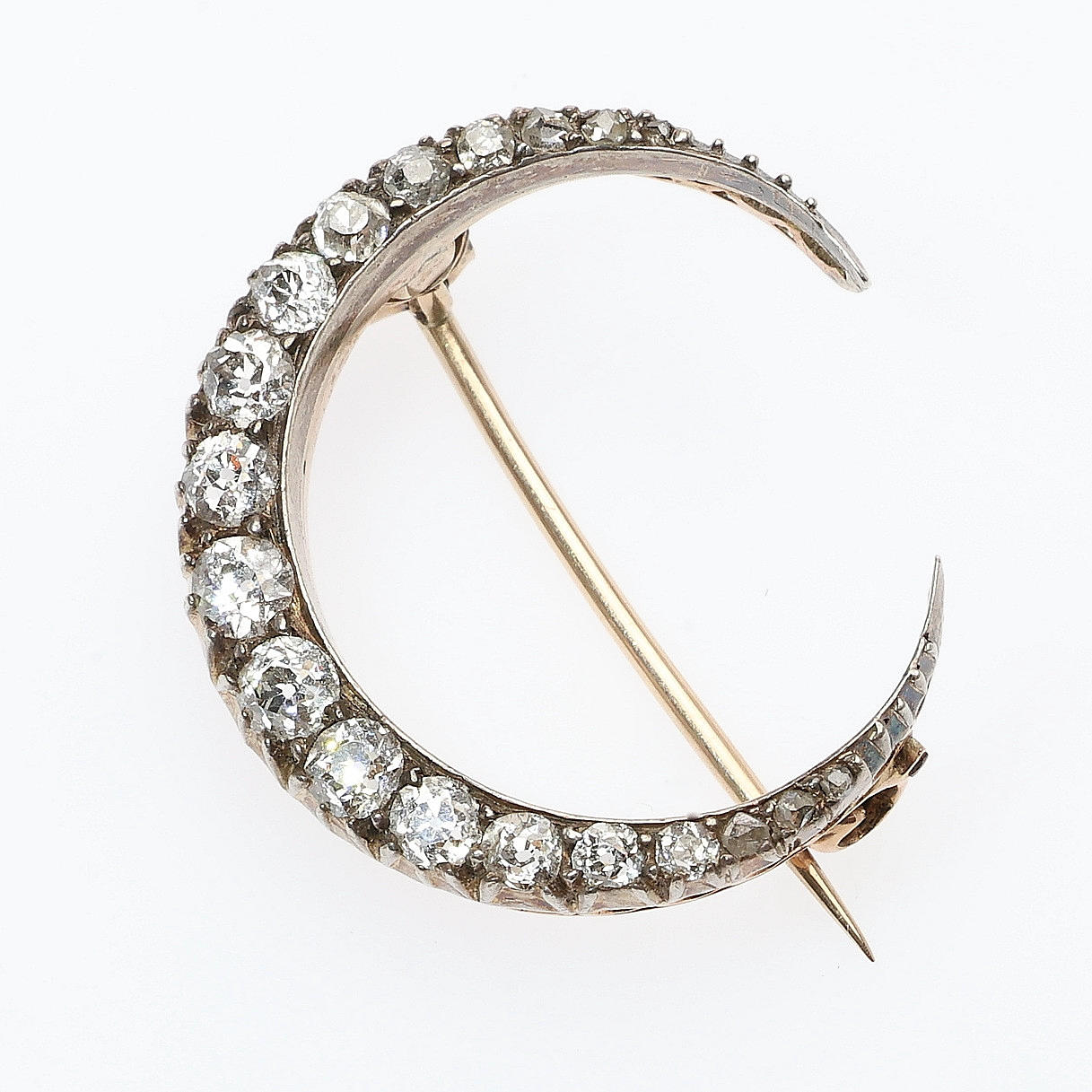 EN VIKTORIANSK 9 KARAT GULD OCH DIAMANT HALVMÅNEFORMAD BROSCH. Smycken ...