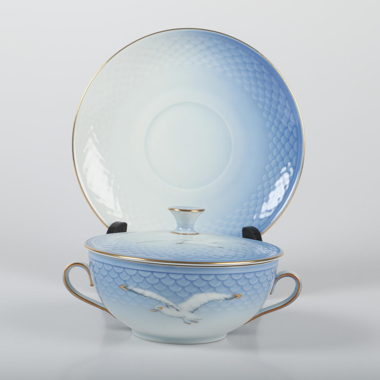 A 25-piece “Seagull” broth cups with saucers, Bing & Gröndahl, Denmark ...