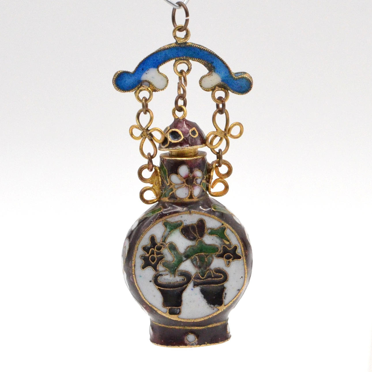 ASIATISKT HÄNGE, CLOISONNÉ, VAS MED BLOMDEKOR, RÖDBRUN, PORSLIN, 1900-TALETS SLUT. Asiatika ...