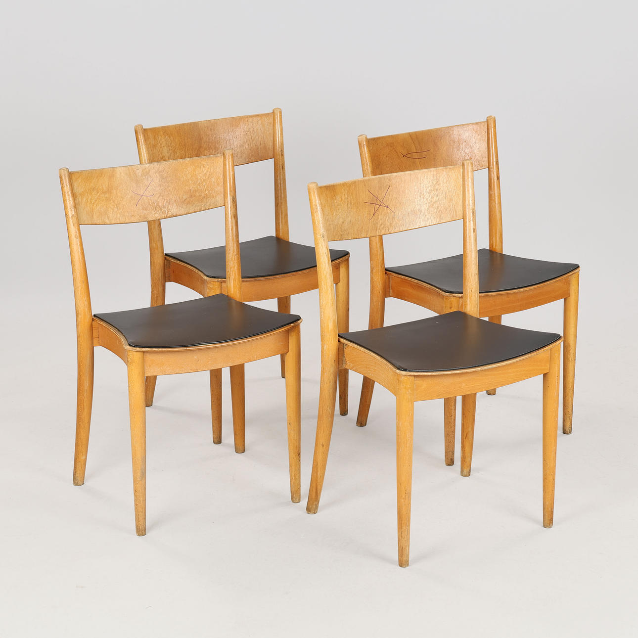 PETER HVIDT OG ORLA MØLGAARD-NIELSEN. A set of four beech chairs, seats ...