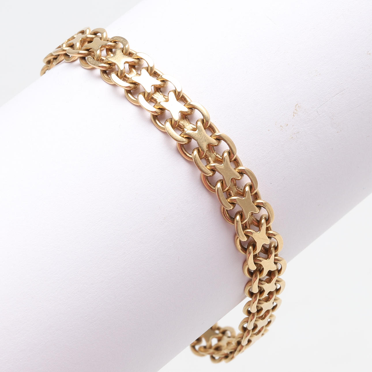A BRACELET, 18k gold. X-link. Swedish stamps. Weight about 22.8 grams ...